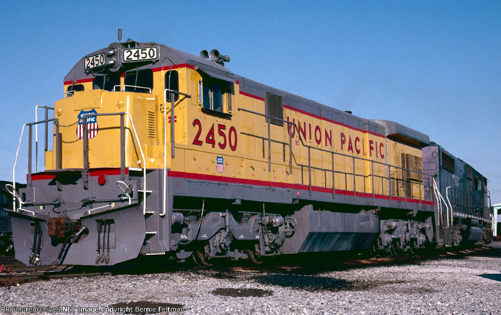 Union Pacific C30-7 #2450 and SD40-2 #3291 await the call to power a Memphis bound train